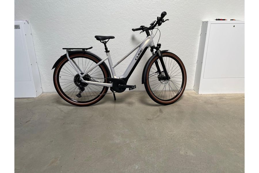 2nd Choice - CUBE Touring Hybrid Pro 625 pearlysilver'n'black Trapeze 2023 - RABE Bike Online Store